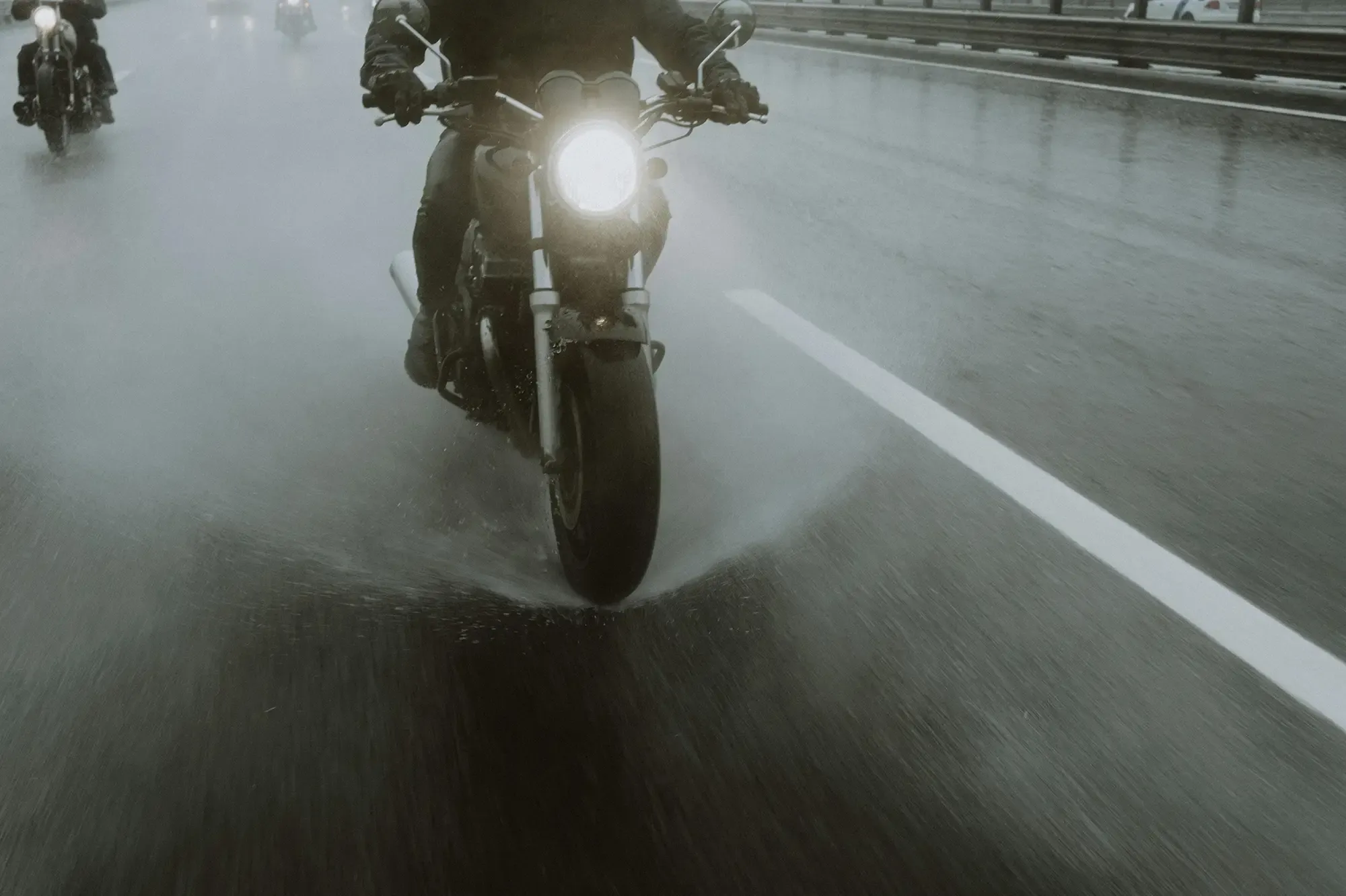 Motorrijden in de regen, waarop moet je letten? | Suzuki Blog | Suzuki ...